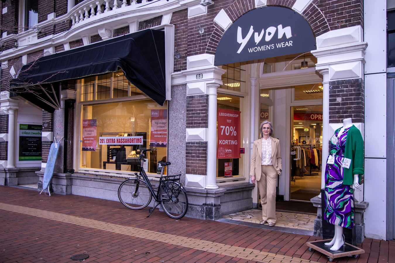 Het naderende einde van de winkel van Yvonne (61) in Almelo, Yvon Women’s Wear: ‘Klanten zijn ...