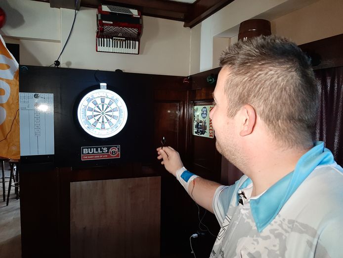 Roy is al vier dagen lang aan het darten in Arnhems café tegen ...