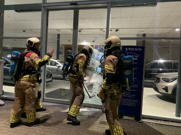 Vlammend dak en gebarsten ruit bij grote brand in Mijdrecht | Woerden ...