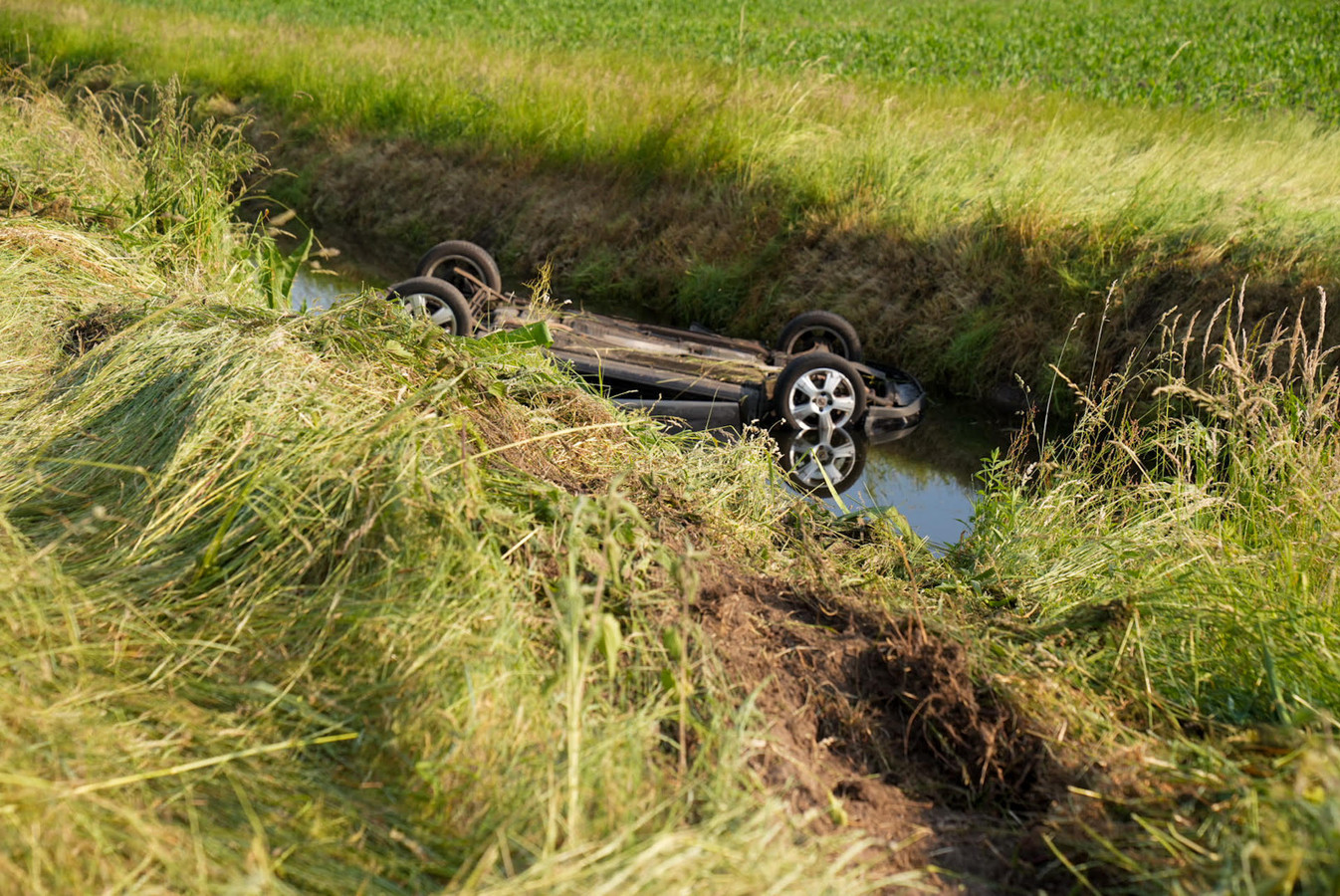 Auto in de sloot in Asten, bestuurder ongedeerd | Foto | AD.nl