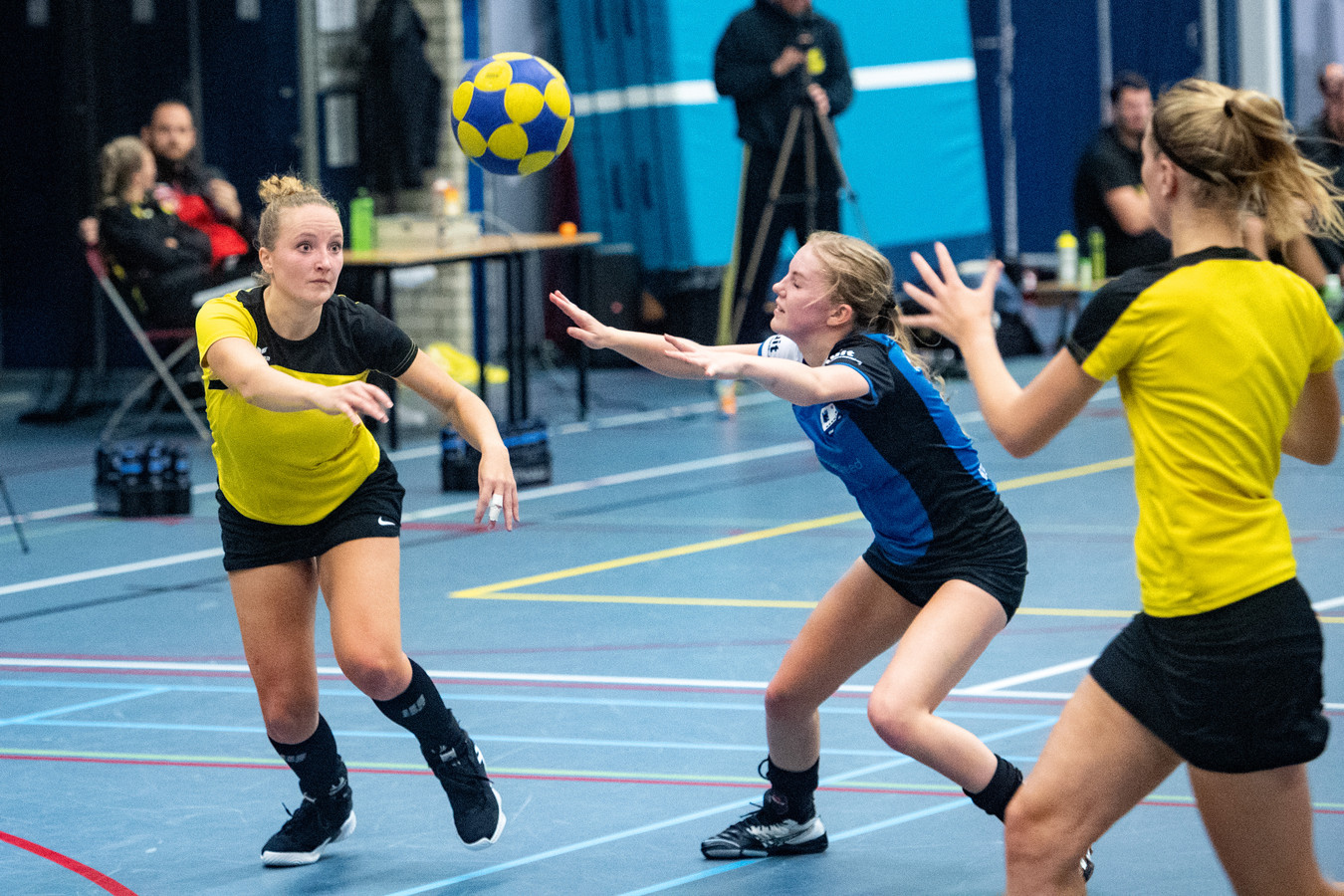 Korfbal in de zaal ligt Keizer Karel beter dan op het veld | Foto ...
