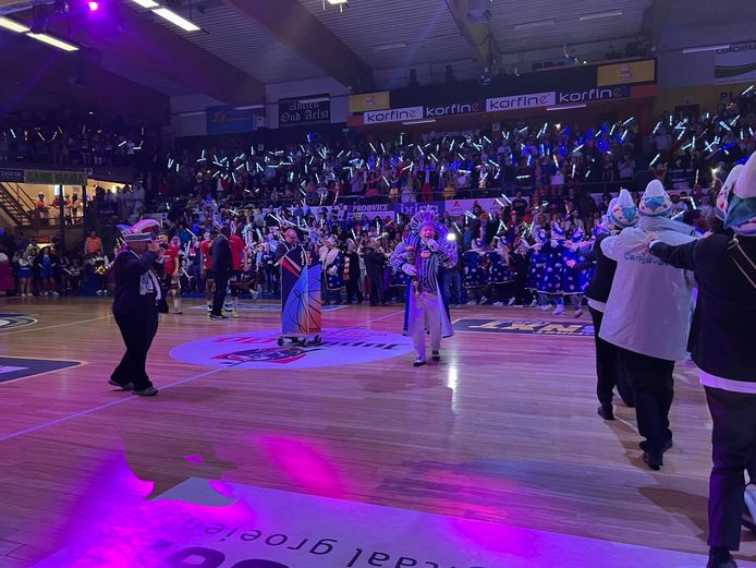 Carnaval in een uitverkocht Forum: “2.500 carnavalisten supporteren voor Okapi Aalst” | Aalst ...