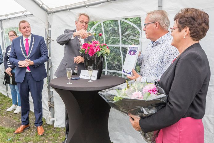 Dahlia-koning Frans Sturm uit Heinkenszand benoemd tot Heer van Borsele ...
