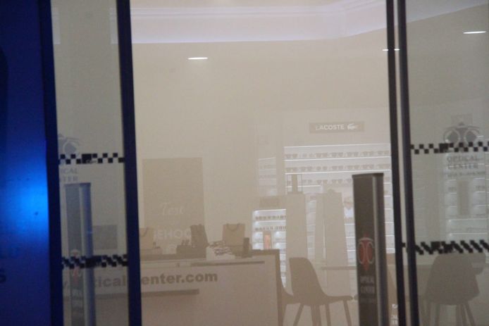 Rookgordijn gaat per ongeluk af in brillenzaak | Stabroek | hln.be