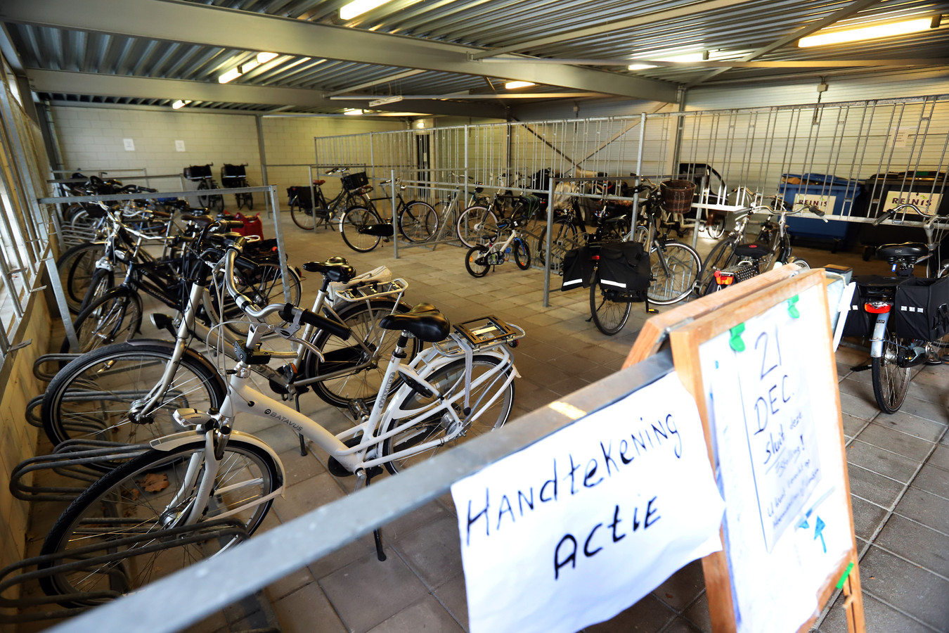 Kans op terugkeer van fietsenstalling bij metrostation | Foto | AD.nl
