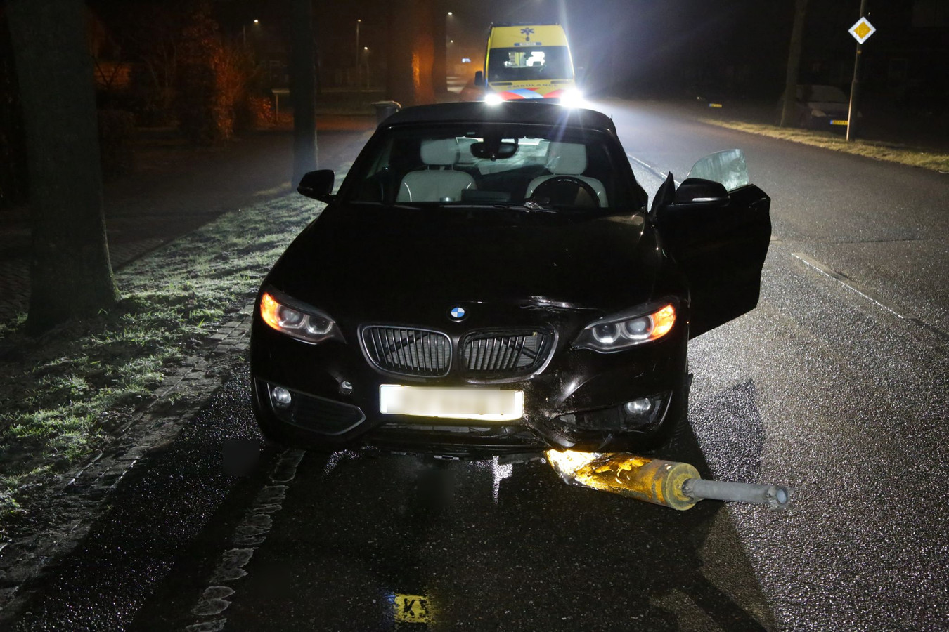 Auto mist vluchtheuvel in Lochem en rijdt drie paaltjes uit de grond ...