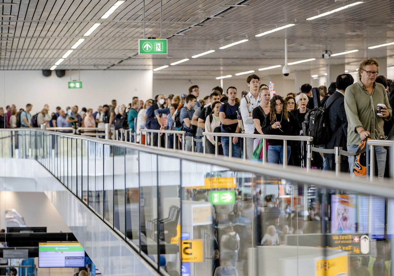 Schiphol beperkt aantal reizigers nog verder deze herfst: dagelijks ...