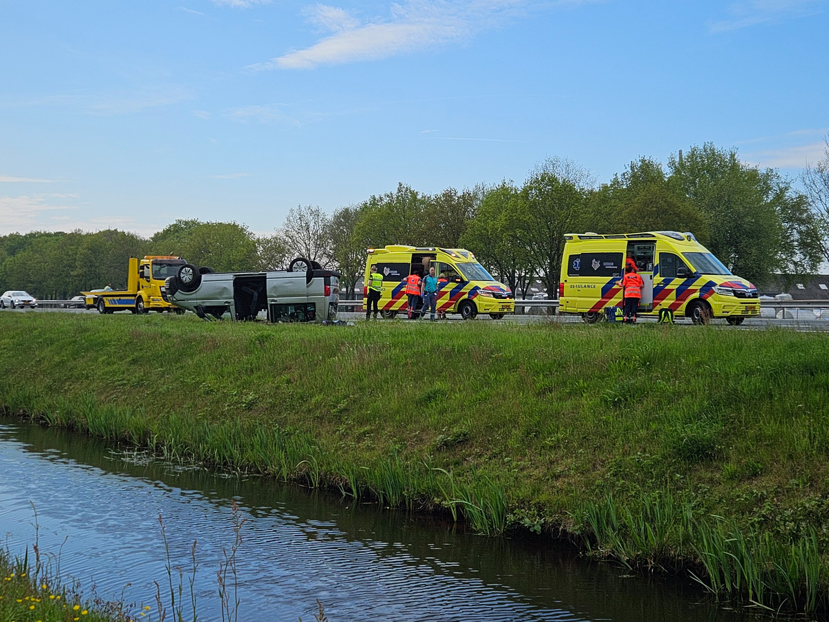 Auto op de kop op A28 tussen Meppel en De Wijk, 1 gewonde naar ...