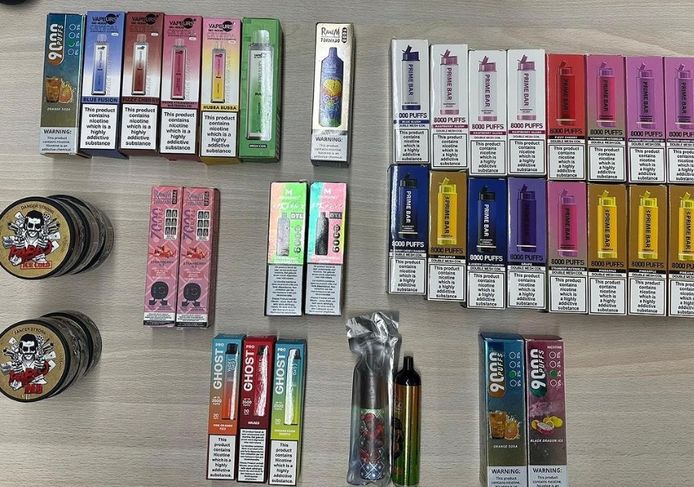 Politie stuit op auto vol illegale vapes in Best, bestuurder niet ...