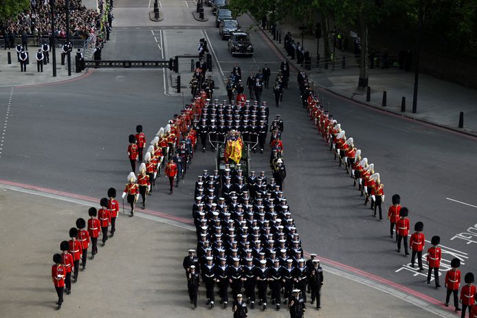 Waarom 98 matrozen affuit met kist van Queen Elizabeth II voorttrokken ...
