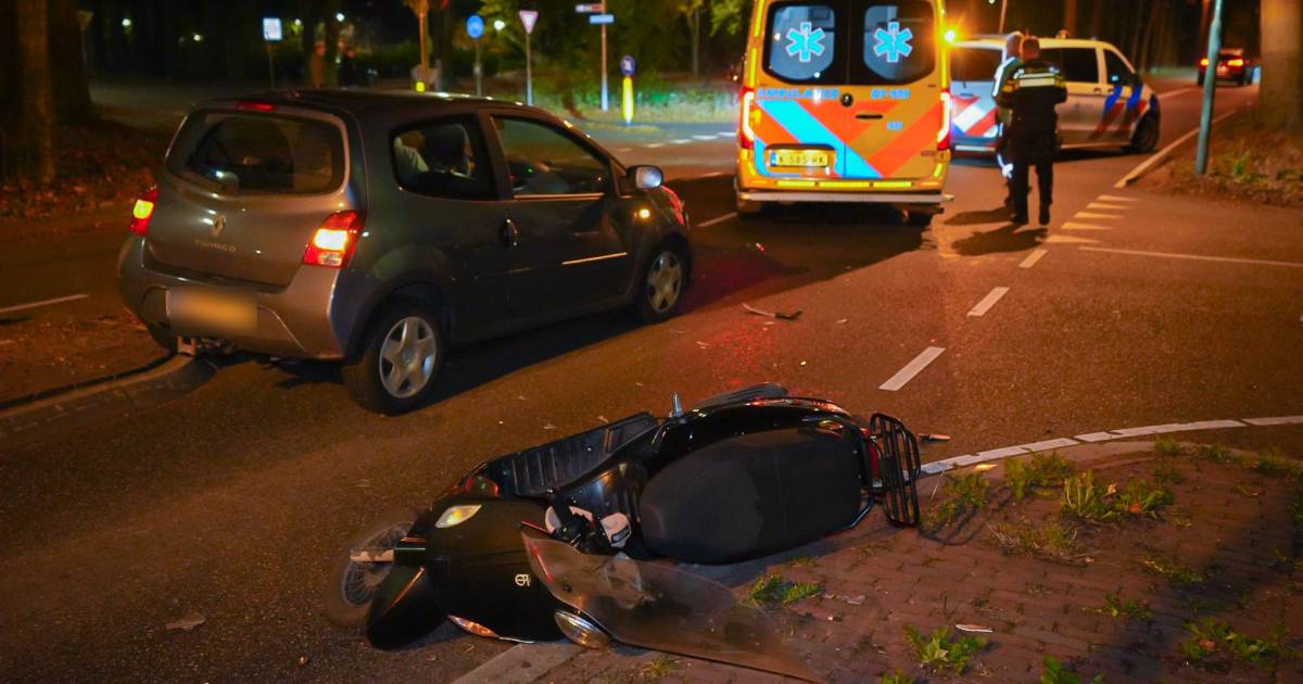 Jonge vrouw op scooter raakt gewond bij ongeluk met auto: omstanders ...