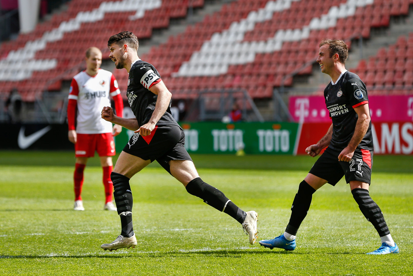 Gewijzigd PSV verzekert zich van Champions League-voorronde met remise ...