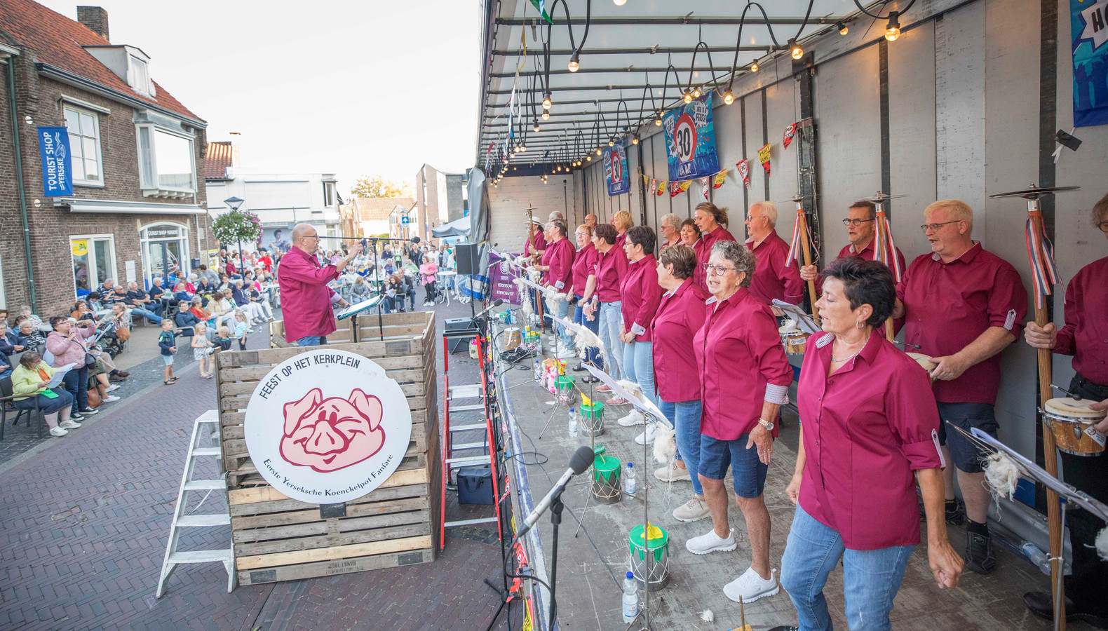 Yerseke rouwt om vrolijke entertainer Rinus Scheele: ‘Hij was een warme ...