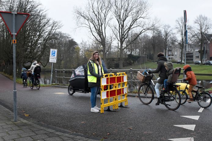 Wegafsluiting bij school bevalt goed, maar hoe verder? ‘Je kan ouders ...