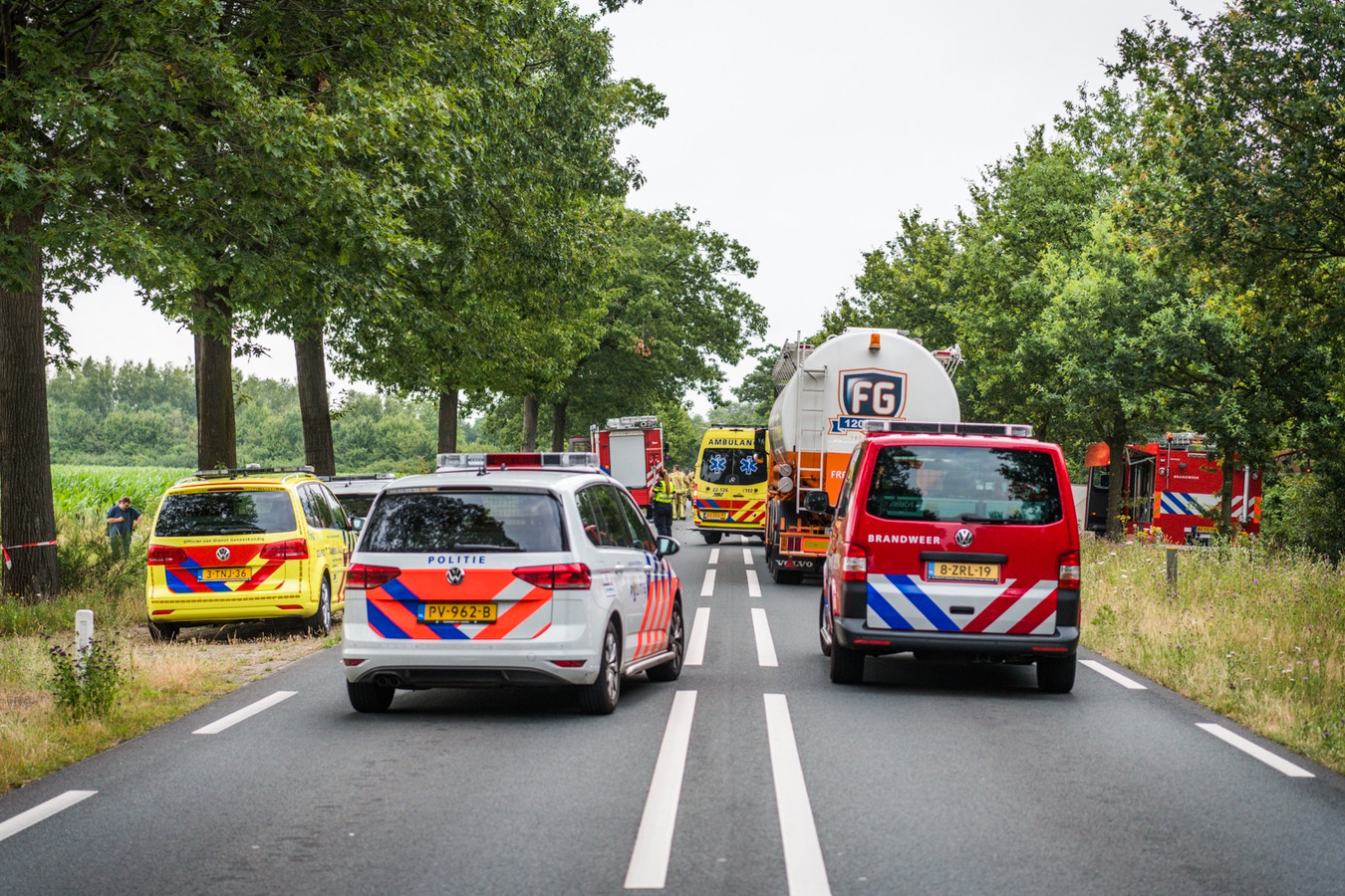 Drie doden en twee gewonden, onder wie meisje van 15, bij zwaar verkeersongeluk in Handel | Foto ...