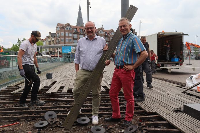 KIJK. Den Azalee breekt wandelpad Grote Markt uit: “Hout hergebruiken ...