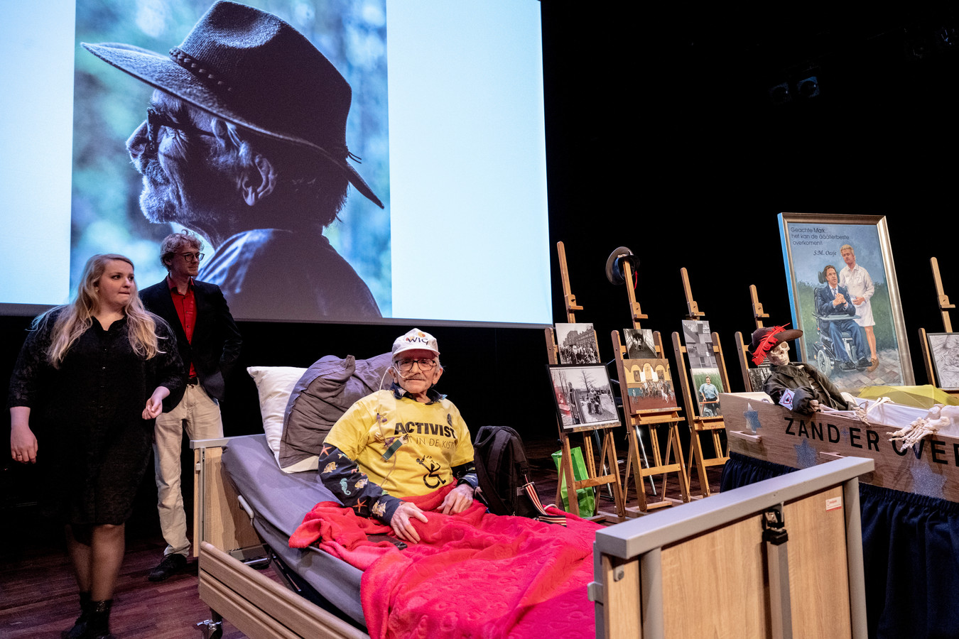 Doodzieke Jan Troost proost op zijn eigen uitvaart: ‘Leve het leven ...