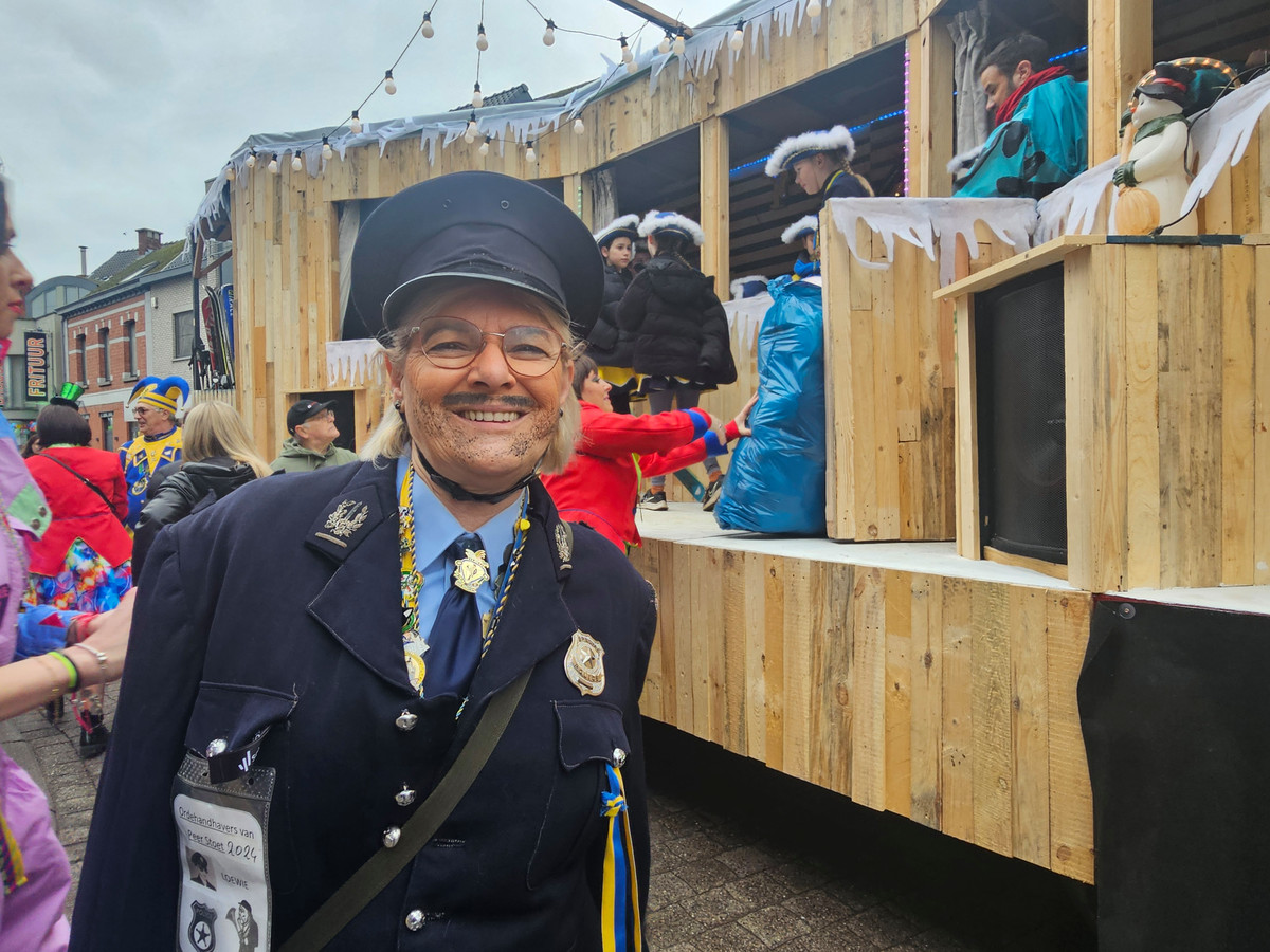 KIJK. Peer Stoet moet het wegens panne zonder echte prinsenwagen ...