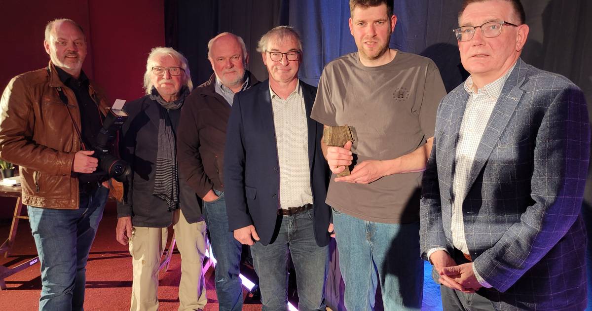 Lichterveldse Perskring reikt Bronzen Accordeonnetje uit aan Hans Cools ...