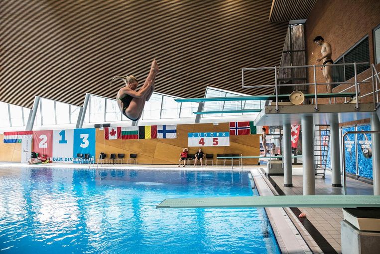 Van de hoogste duikplank: schoonspringen in Sloterparkbad | Het Parool