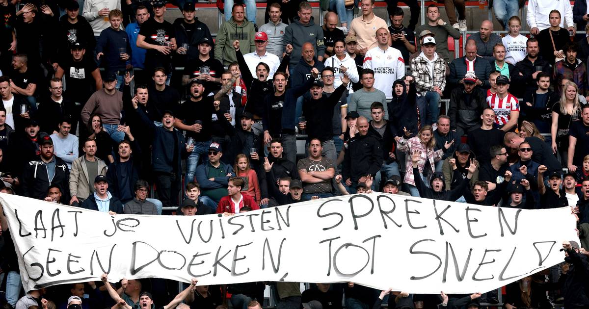 PSV werd volkomen verrast door spandoeken in stadion: ‘Brand in uitvak had onze prioriteit ...