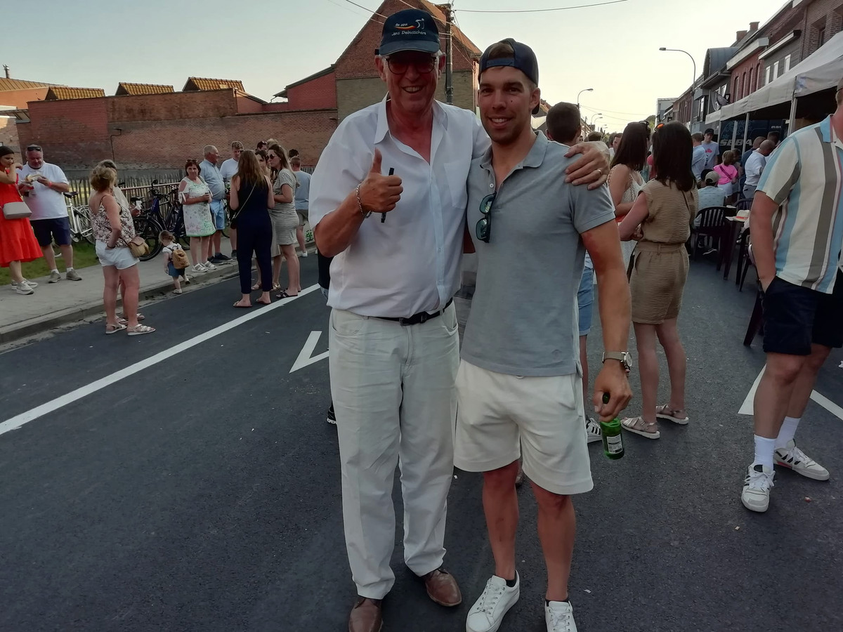 Jens Debusschere hangt koersfiets letterlijk aan de haak, bekend ...