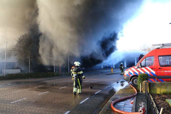 LIVE | Sein brand meester gegeven voor zeer grote brand in busstalling | Oss, Uden e.o ...