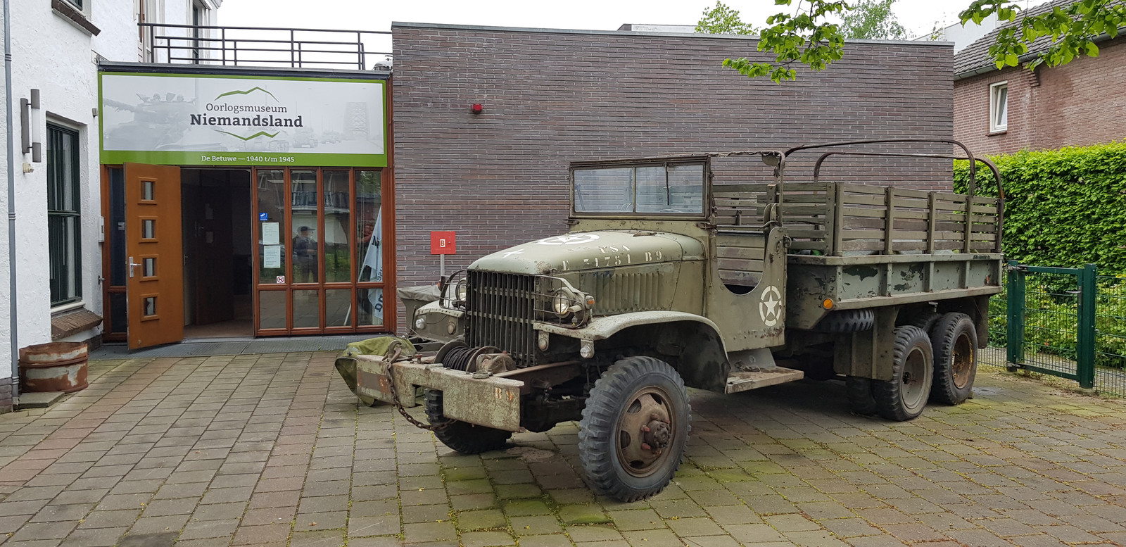 Staan er straks legervoertuigen op dit schoolplein? ‘Voor ons is dit ...