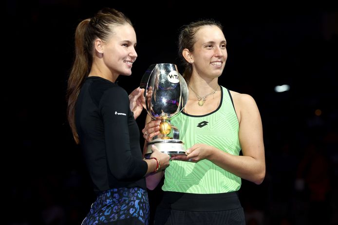 Elise Mertens wint dubbeltitel op WTA Finals en zit nu al op vliegtuig ...