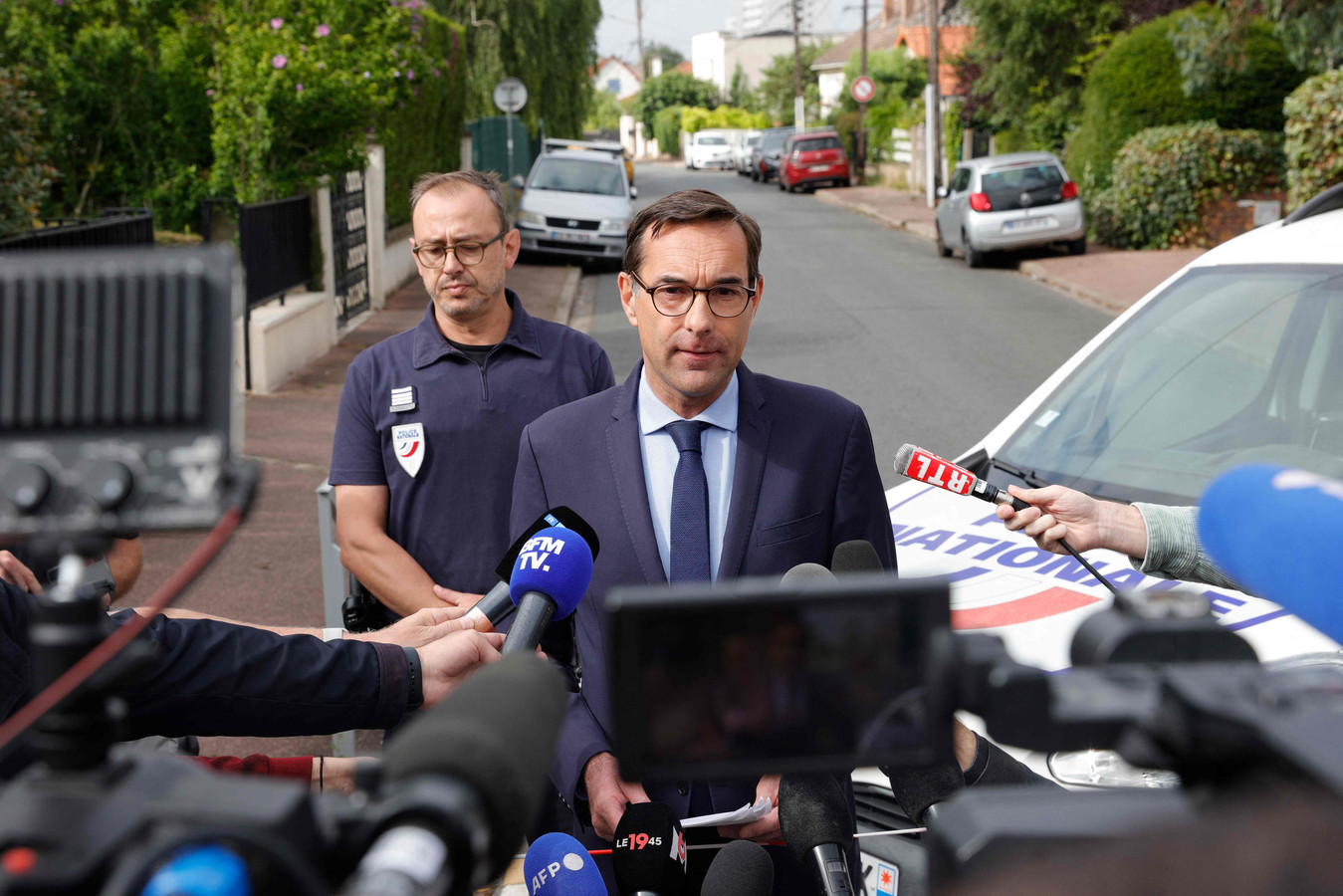 Élisabeth Borne et Gérald Darmanin aux côtés du maire de L'Haÿ-les ...