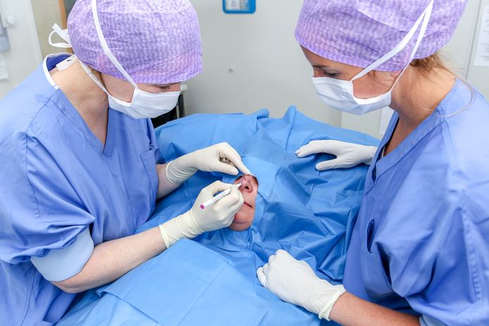 100ste patiënt ondergaat behandeling voor tumoren in gezicht in Meander ...
