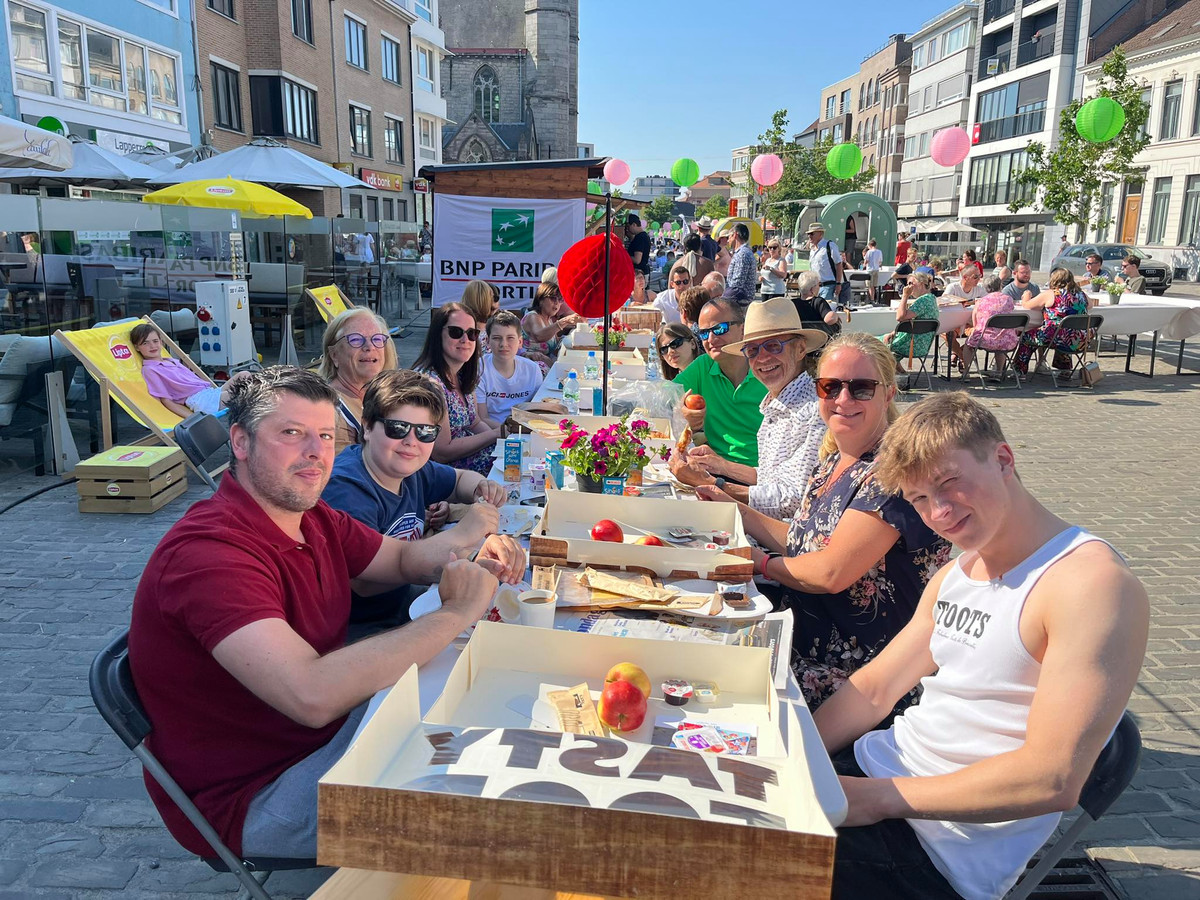 Deinze haalt Belgisch record binnen: “De langste ontbijttafel staat bij ...