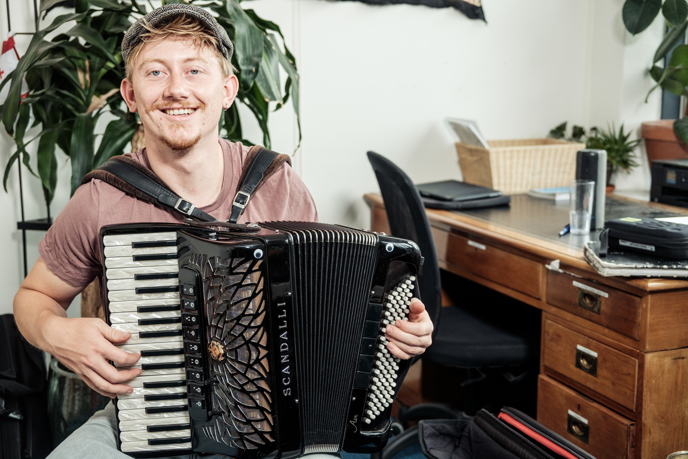 Gijs woont voor 238 euro in een kantoor van 2500 m²: ‘De pret kan over ...