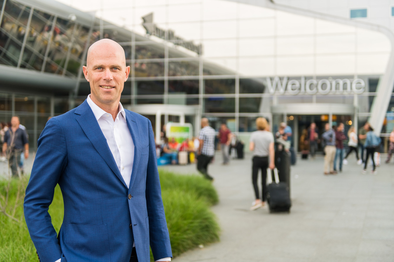 Wachtrijen buiten Eindhoven Airport zijn weg: 'Mensen uitpikken en naar ...