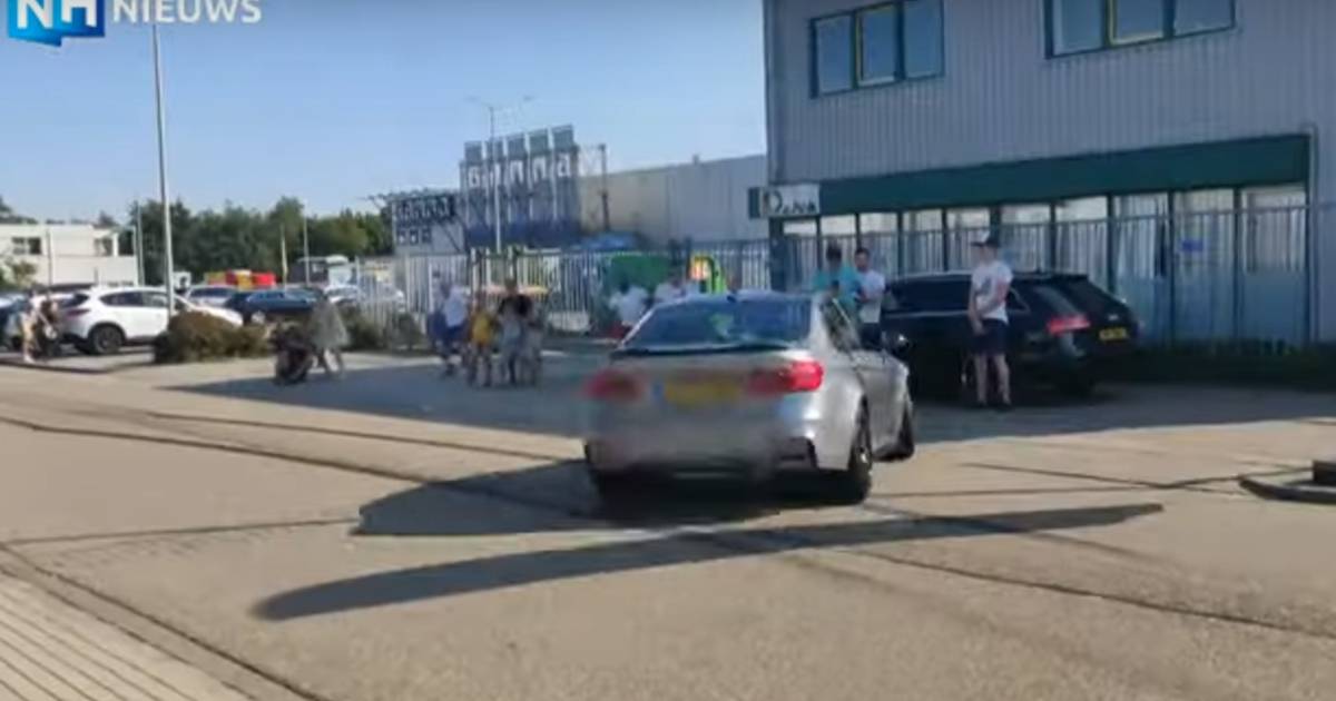 Heftige beelden: man (28) ontsnapt aan dood bij autoshow in Purmerend ...