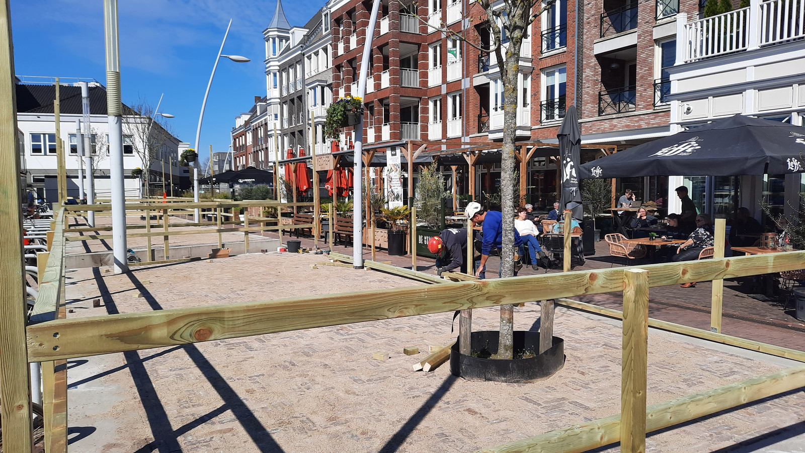 Bladel maakt van bloembakken terrassen om de horeca te helpen | Foto ...