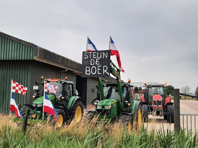 Brabantse boeren laten zich niet stoppen bij Moerdijkbrug en pakken de trein naar Den Haag ...