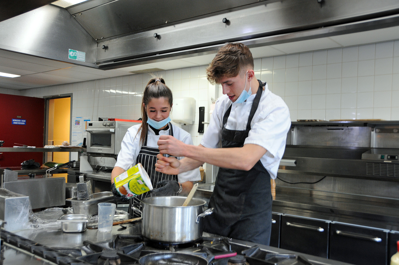 Horecastudent Jackie krijgt eindelijk weer les in de praktijk: ‘Ik zit ...