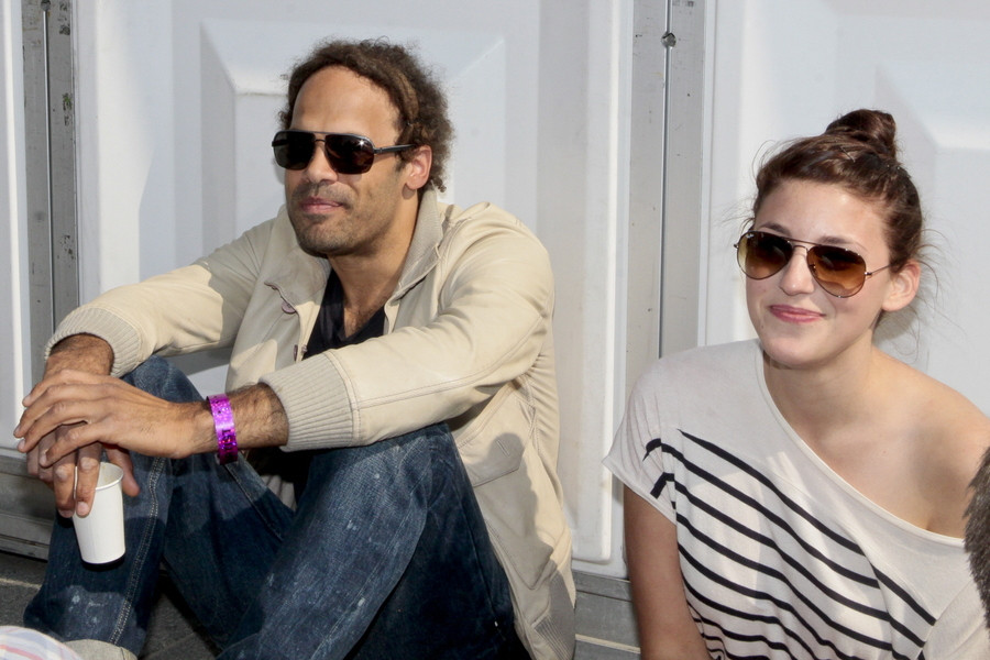 Alain Clark heeft relatie met achtergrondzangeres | Foto | AD.nl