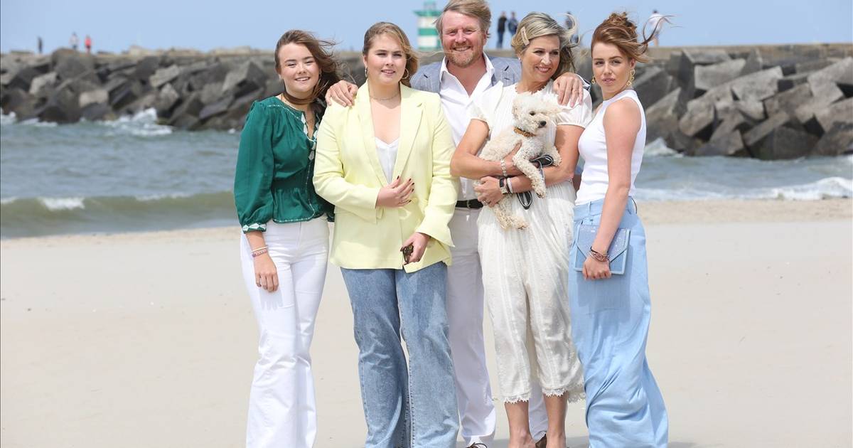 IN BEELD: Nederlandse koninklijke familie poseert op strand van ...