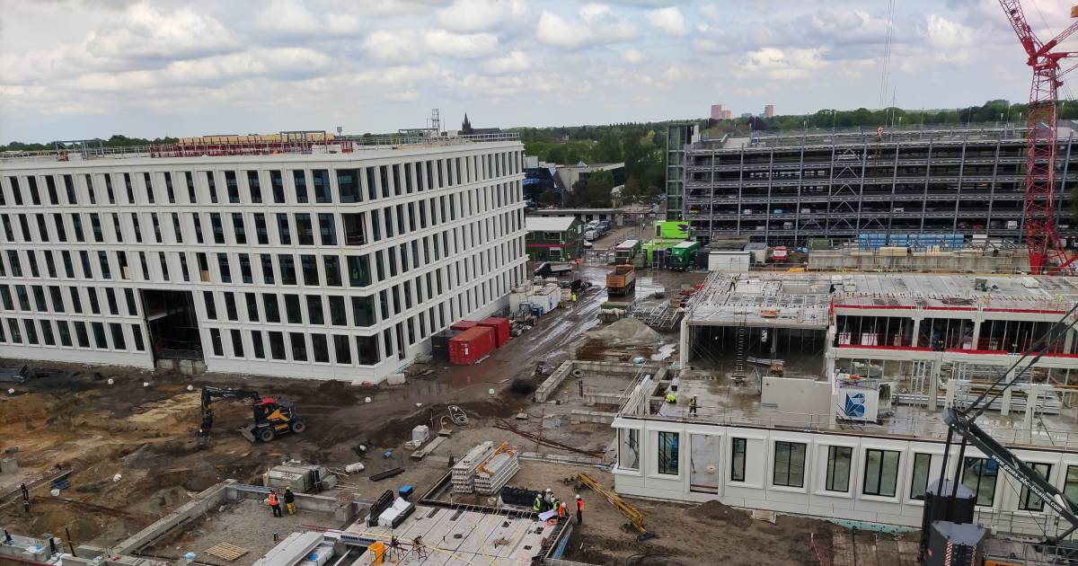 ASML bouwt volop door in Veldhoven, maar kijkt ook elders rond | Delft ...