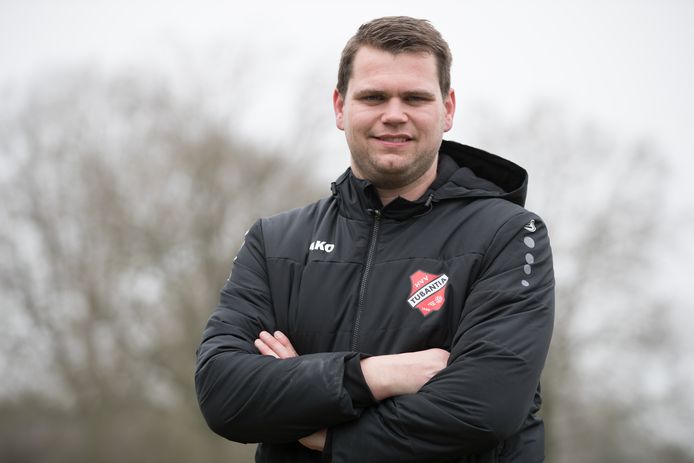 Nick Witteveen coacht op zaterdag Tubantia en keept op zondag bij ...