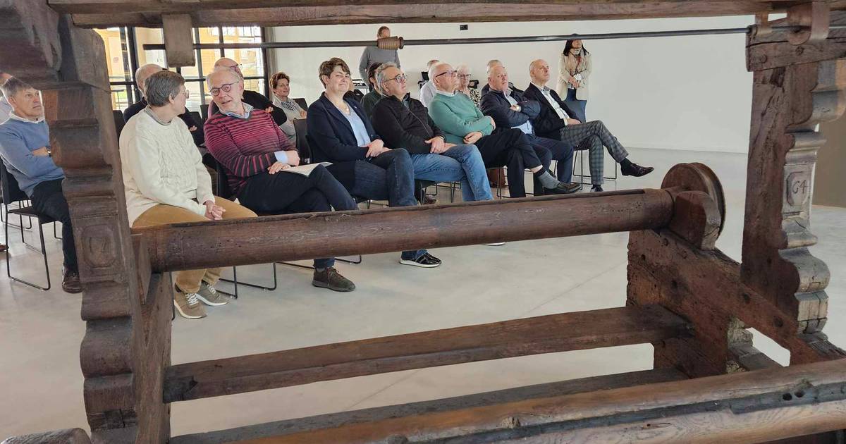 Meulebeke schenkt 270 jaar oud weefgetouw aan vlasweverij Libeco: “We ...