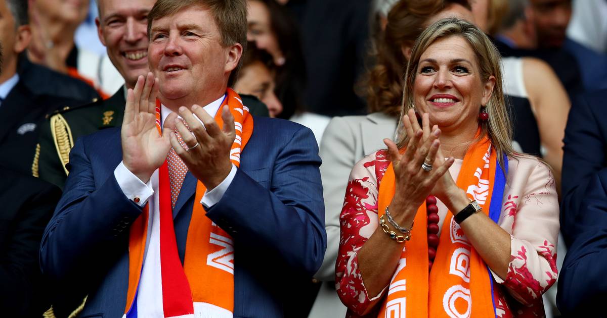 Koning en koningin juichen Oranje Leeuwinnen toe | Show | AD.nl