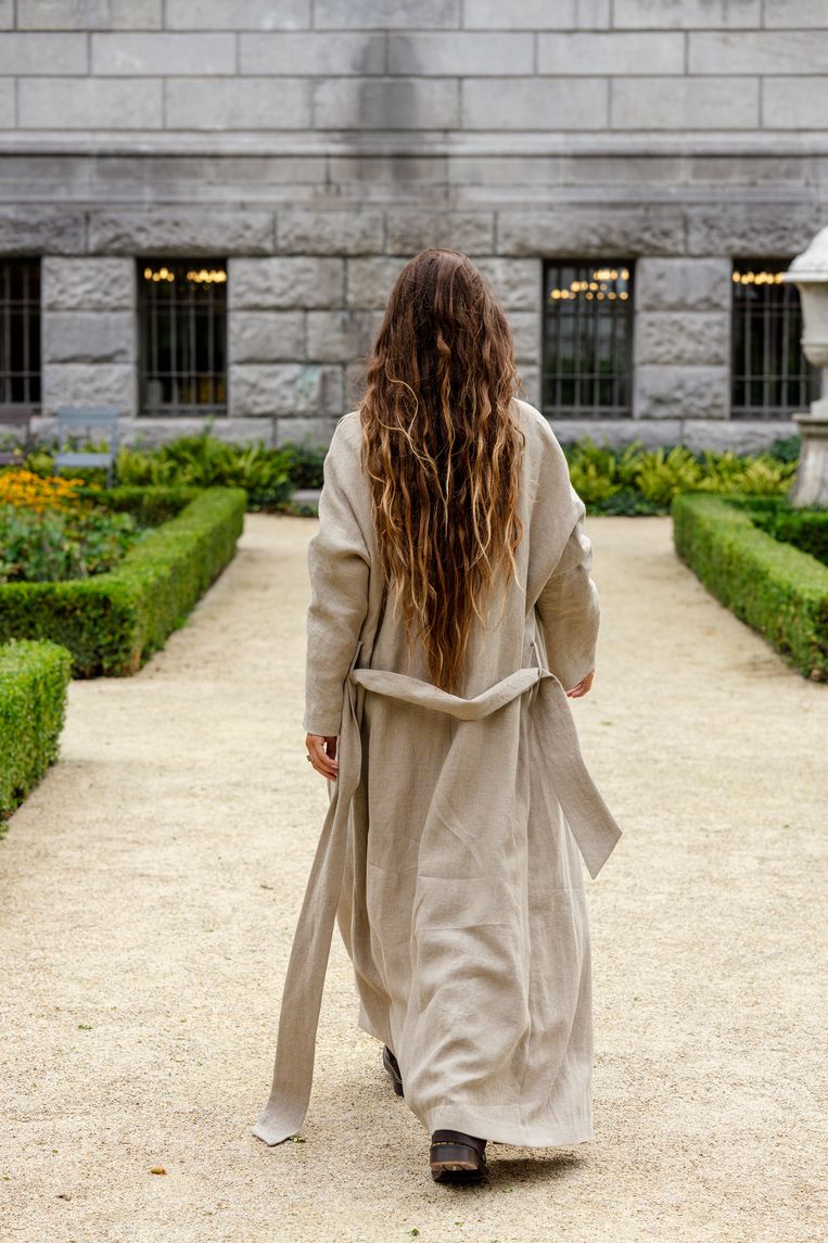 Op haar plek in de tuin van het Rijks kan kunstenaar Peggy Kuiper weer ...