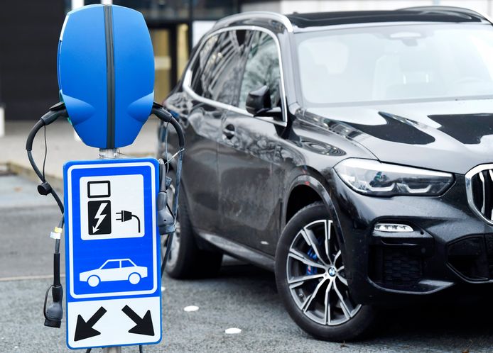 Gewone auto parkeren aan elektrische laadpaal? “58 euro boete ...