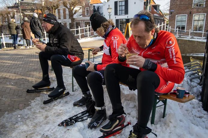 Winnaar van de laatste editie Elfstedentocht glijdt over de finish ...