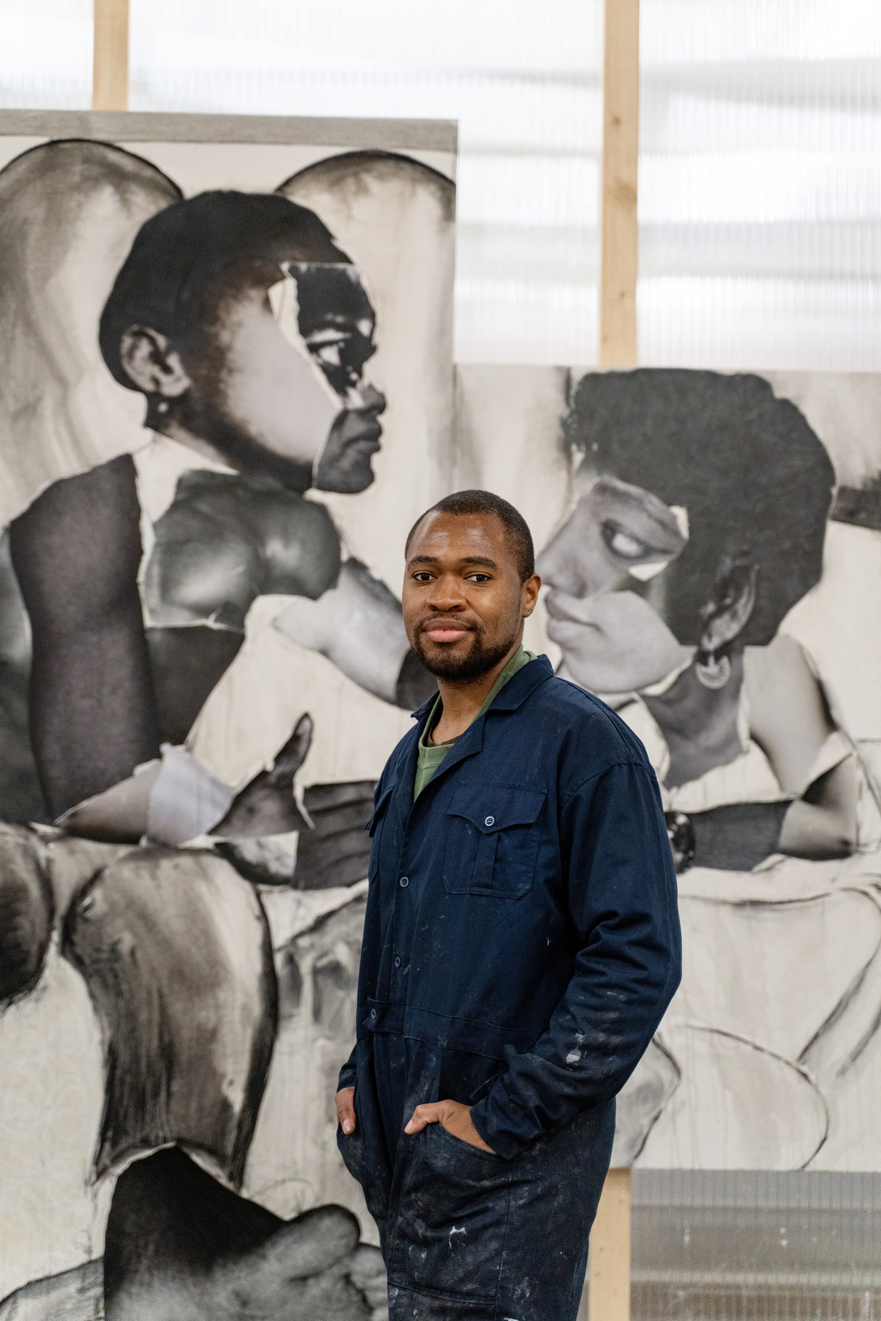 Neo Matloga maakt collageschilderijen met familiefoto’s | Het Parool