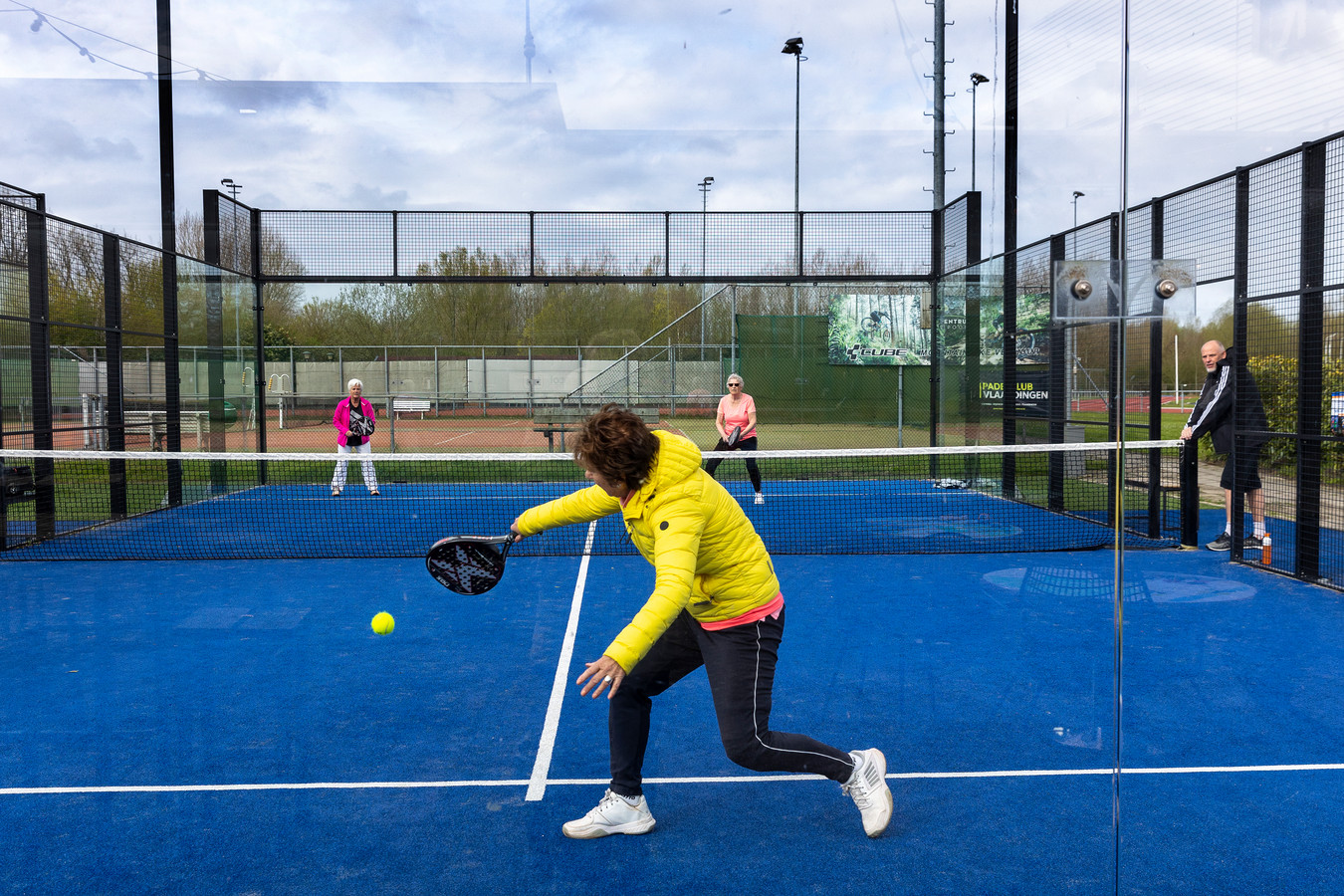 Buiten een boek lezen? Onmogelijk voor omwonenden van padelbanen ...