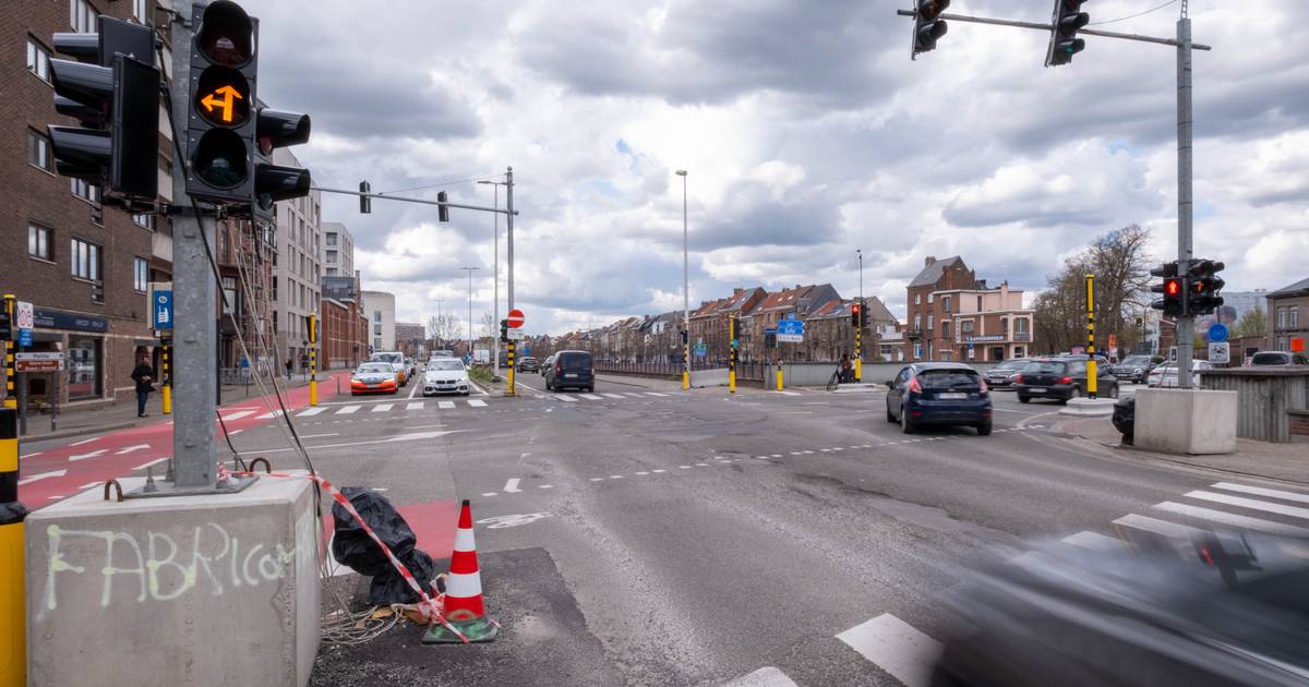 Gevaarlijk kruispunt krijgt nieuw asfalt: vest een nacht afgesloten | De Nieuwe Vesten | hln.be